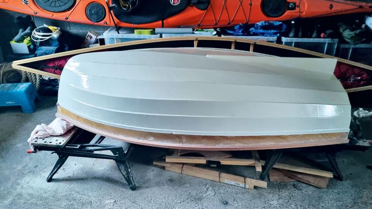 Painting and varnishing a boat: how to get the perfect finish ...