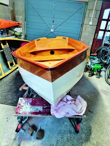 Painting and varnishing a boat: how to get the perfect finish ...