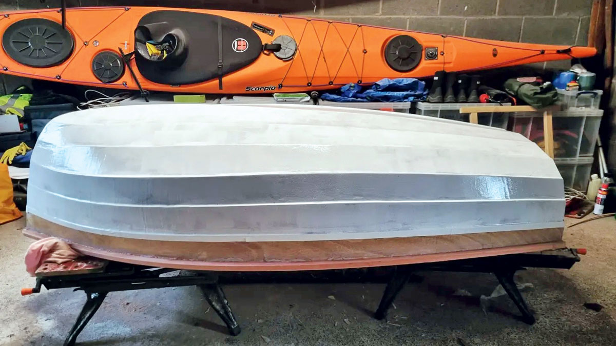 Painting and varnishing a boat: how to get the perfect finish ...