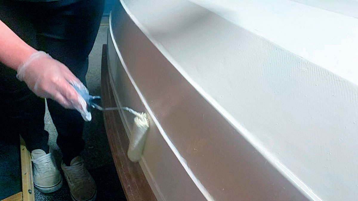Painting and varnishing a boat: how to get the perfect finish ...