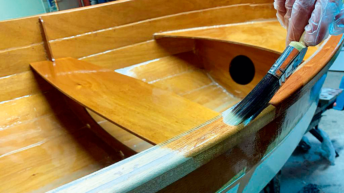 Painting and varnishing a boat: how to get the perfect finish ...