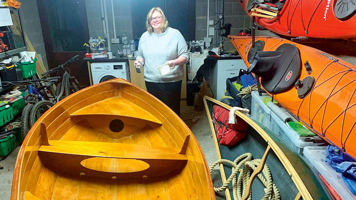 Painting and varnishing a boat: how to get the perfect finish ...