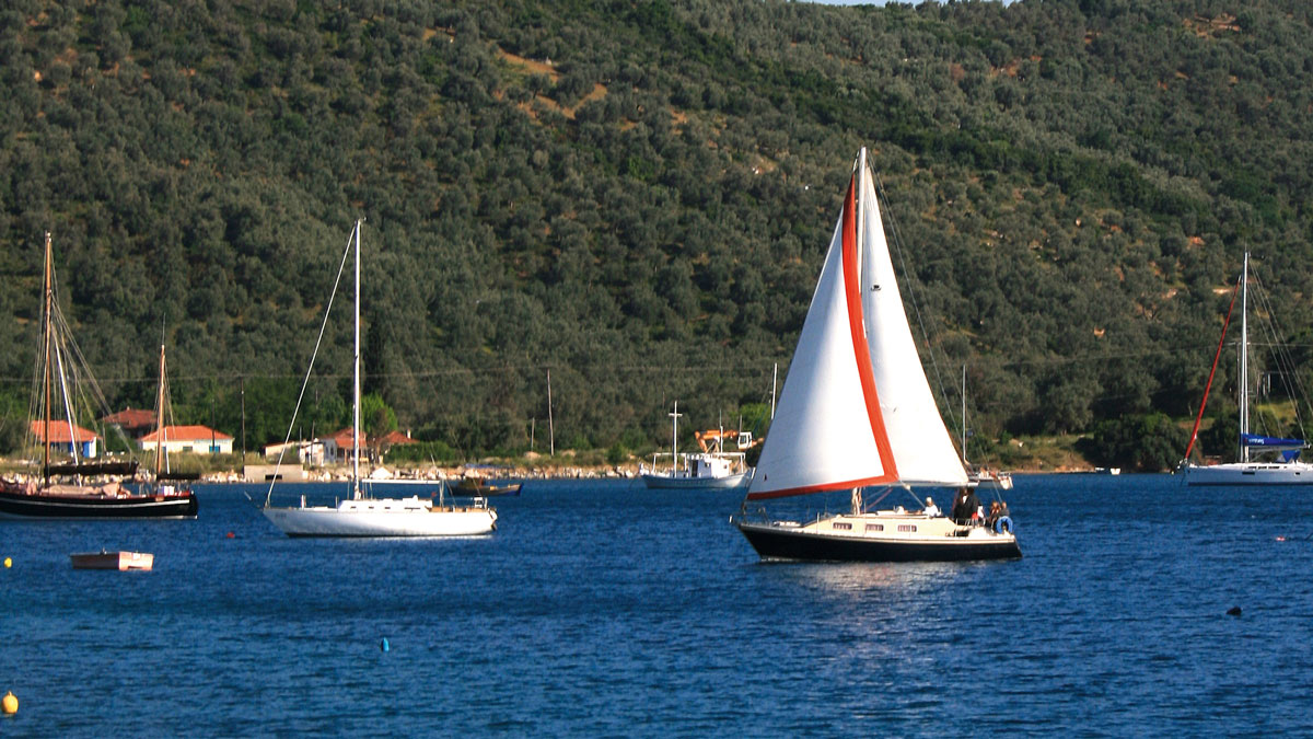 Sailing without an engine: tips to get home when it fails - Practical ...