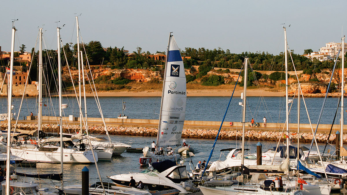 Sailing without an engine: tips to get home when it fails - Practical ...