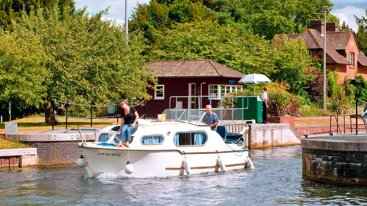 Inland boating in the UK: a beginner's guide - Practical Boat Owner