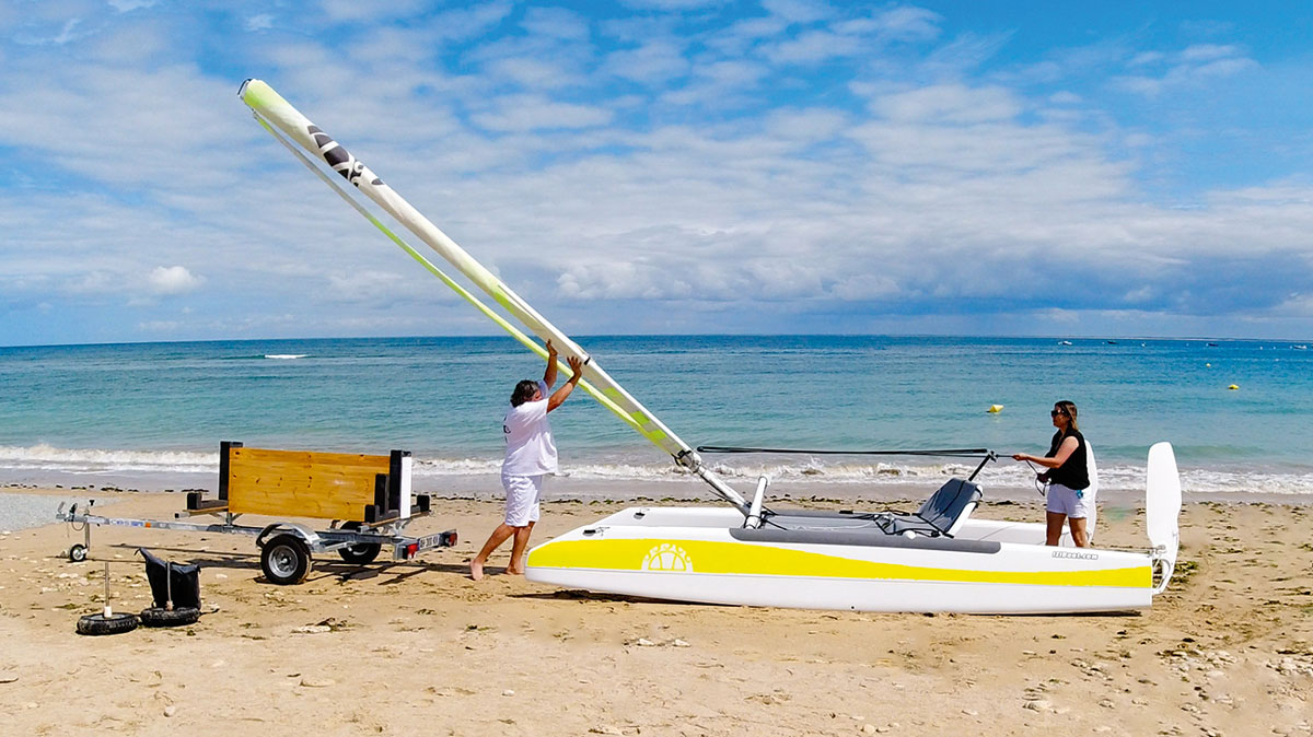 IZIBoat: Simple sailing on a yacht that can be towed by bicycle ...