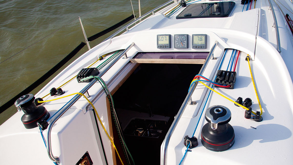 Hoisting and lowering the mainsail: troubleshooting problems ...