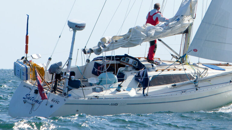 Hoisting and lowering the mainsail: troubleshooting problems ...