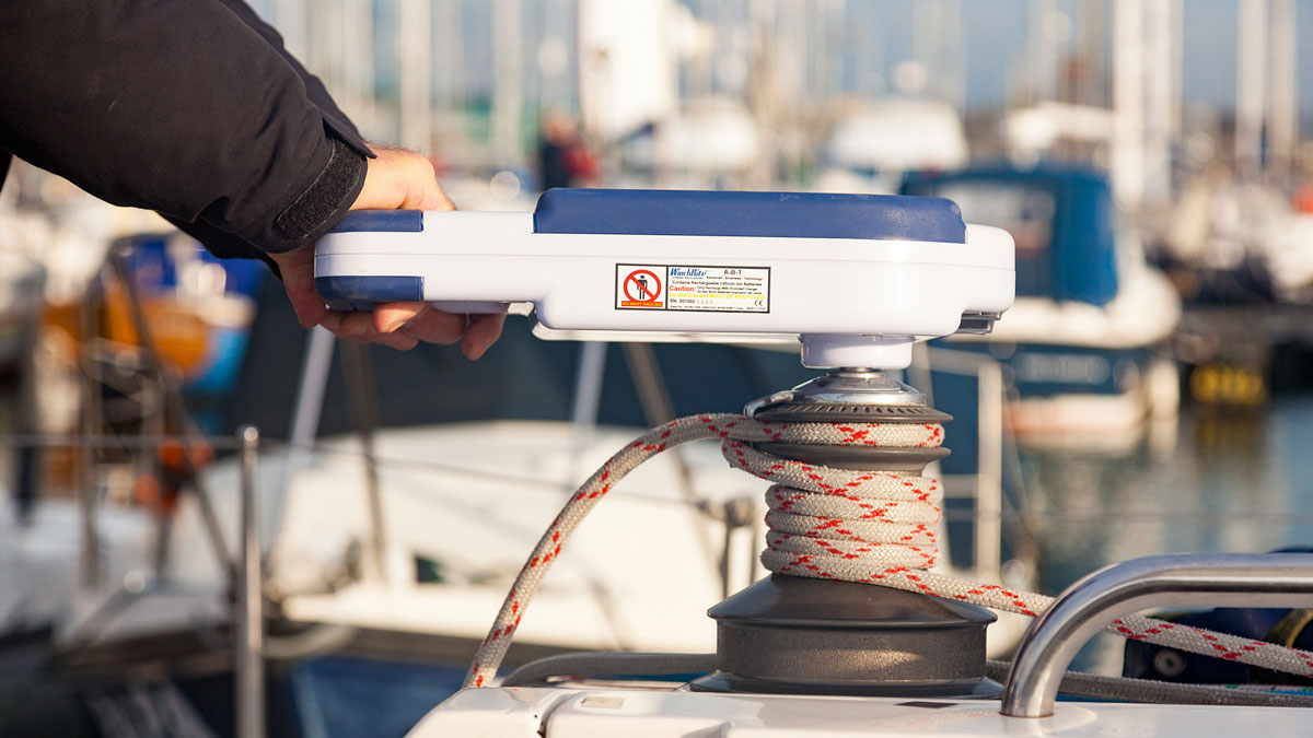 Hoisting and lowering the mainsail: troubleshooting problems ...