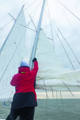 Hoisting and lowering the mainsail: troubleshooting problems ...