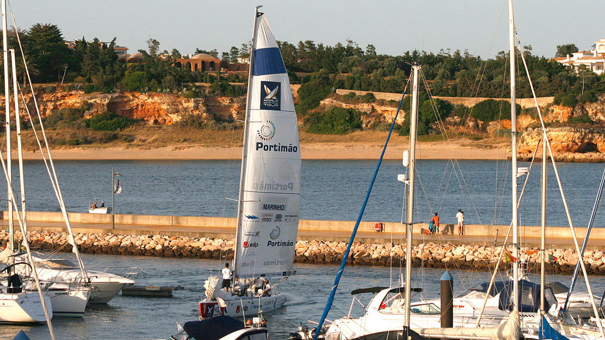 Boat handling in a tight space - Practical Boat Owner