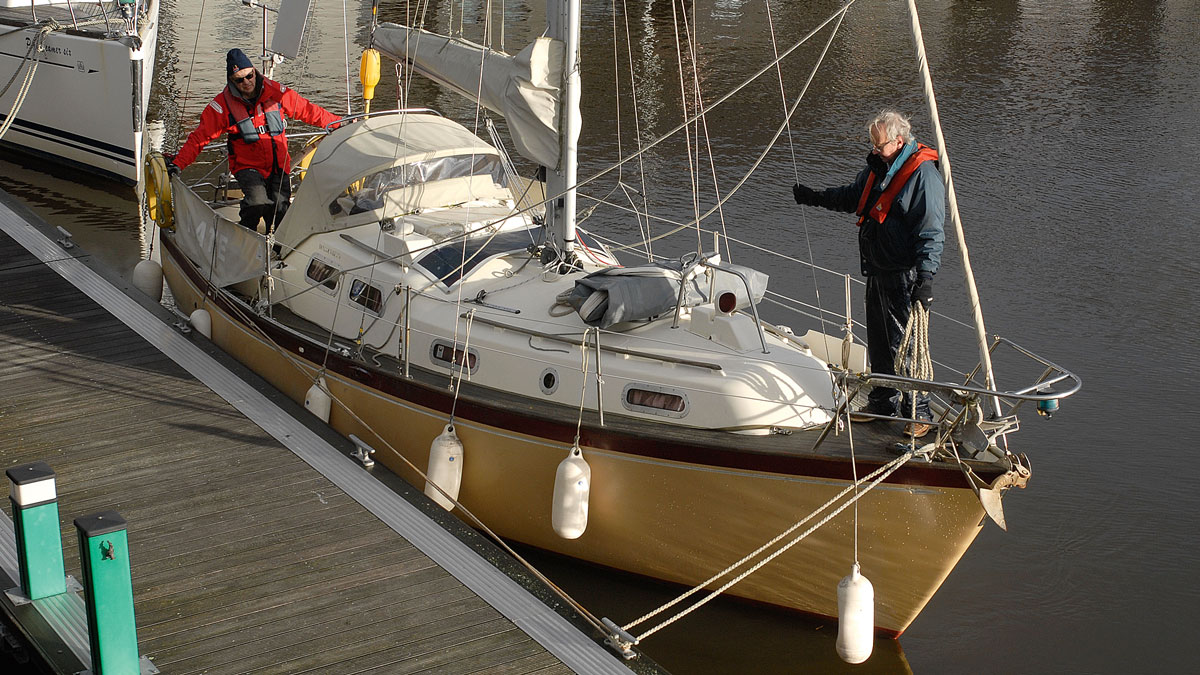 Springing off and on a pontoon - Practical Boat Owner