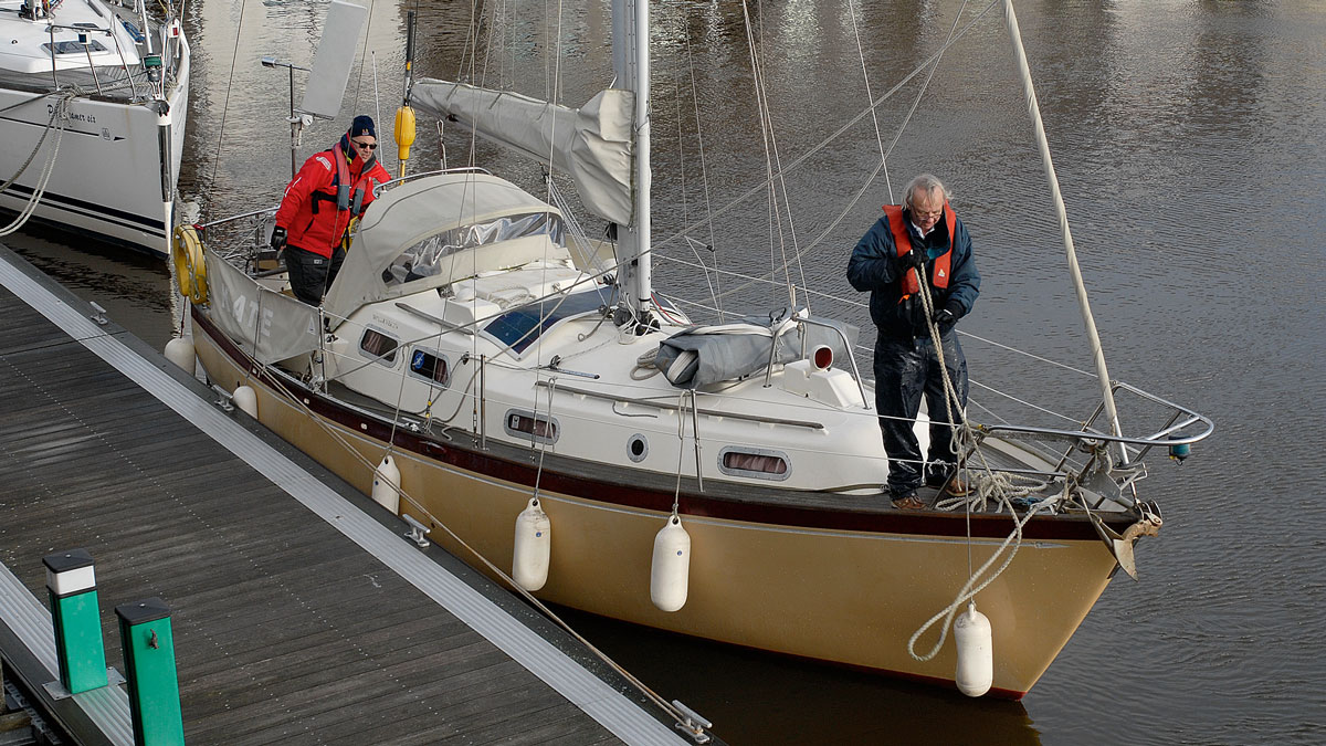 Springing off and on a pontoon - Practical Boat Owner