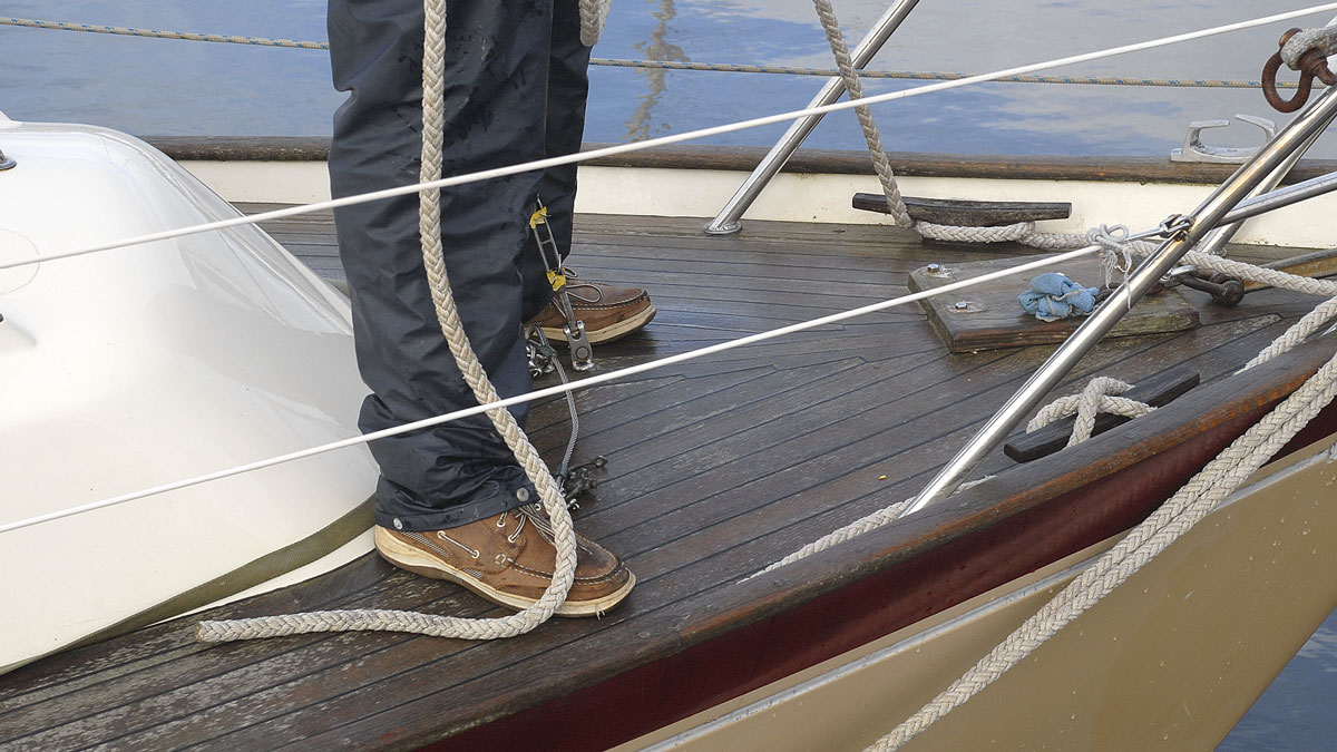 Springing off and on a pontoon - Practical Boat Owner