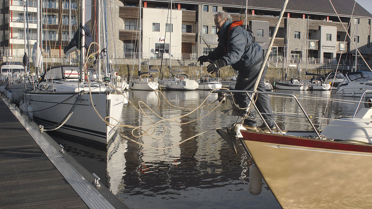 Springing off and on a pontoon - Practical Boat Owner