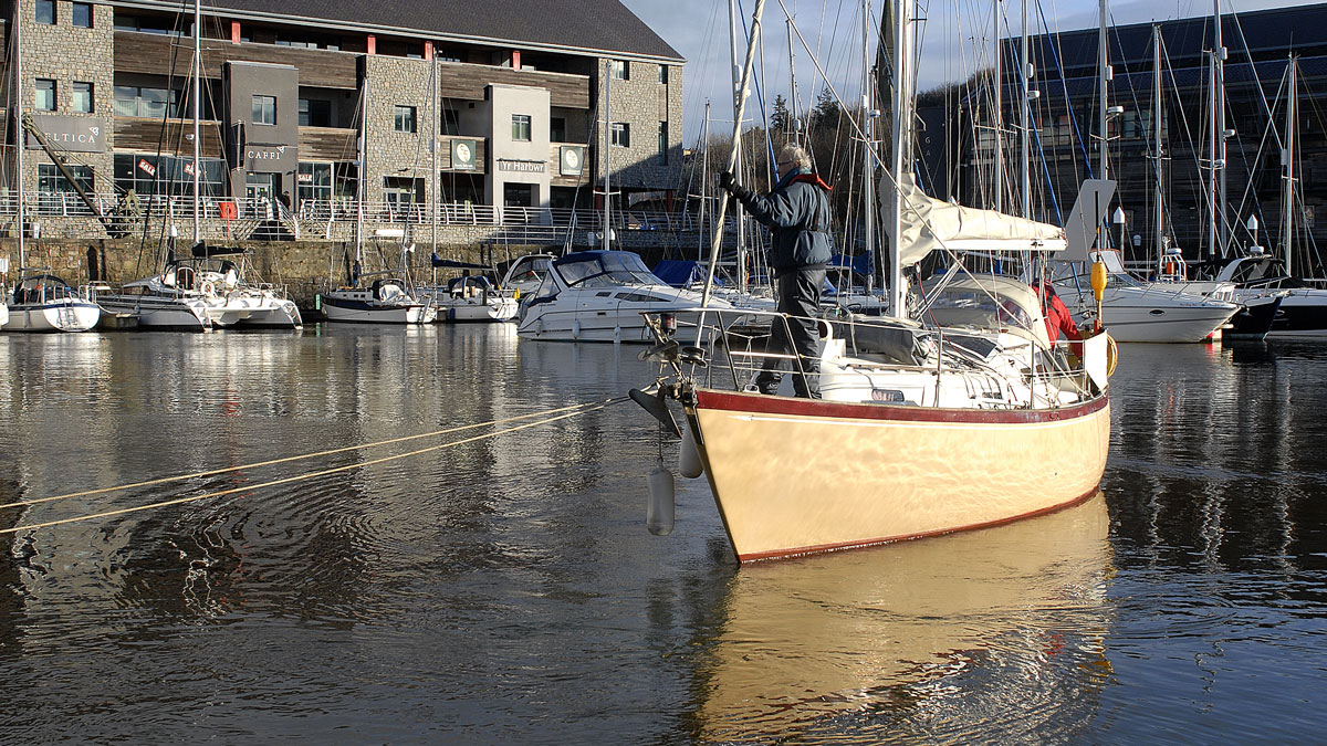 Springing off and on a pontoon - Practical Boat Owner