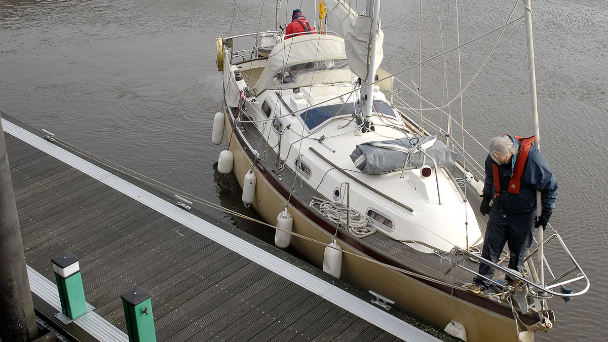 Springing off and on a pontoon - Practical Boat Owner