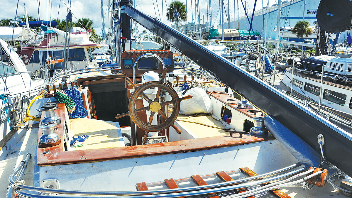 Boat protection: how to prepare your yacht for a storm in harbour ...