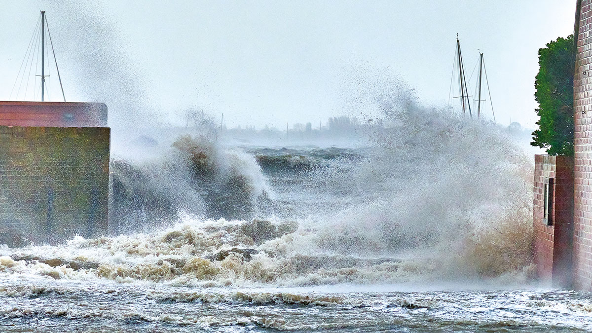 Boat protection: how to prepare your yacht for a storm in harbour ...