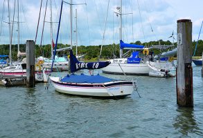 Mooring: A guide to coming alongside, rafting & traditional skills ...