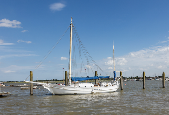 Mooring: A guide to coming alongside, rafting & traditional skills ...