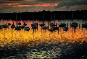 Mooring: A guide to coming alongside, rafting & traditional skills ...