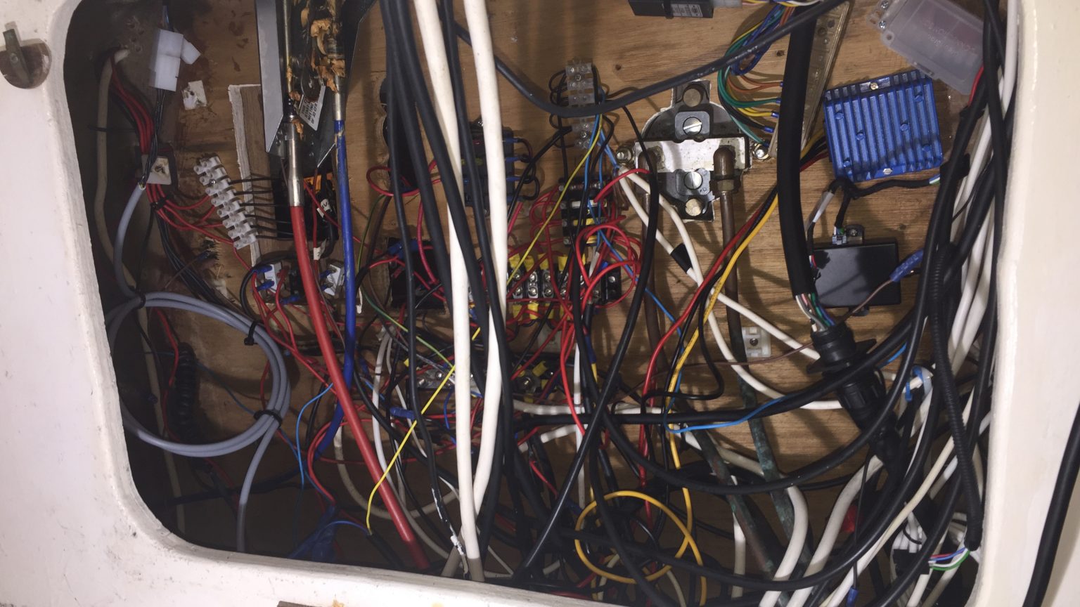 Rewiring a boat: advice to help you comply with the regulations ...