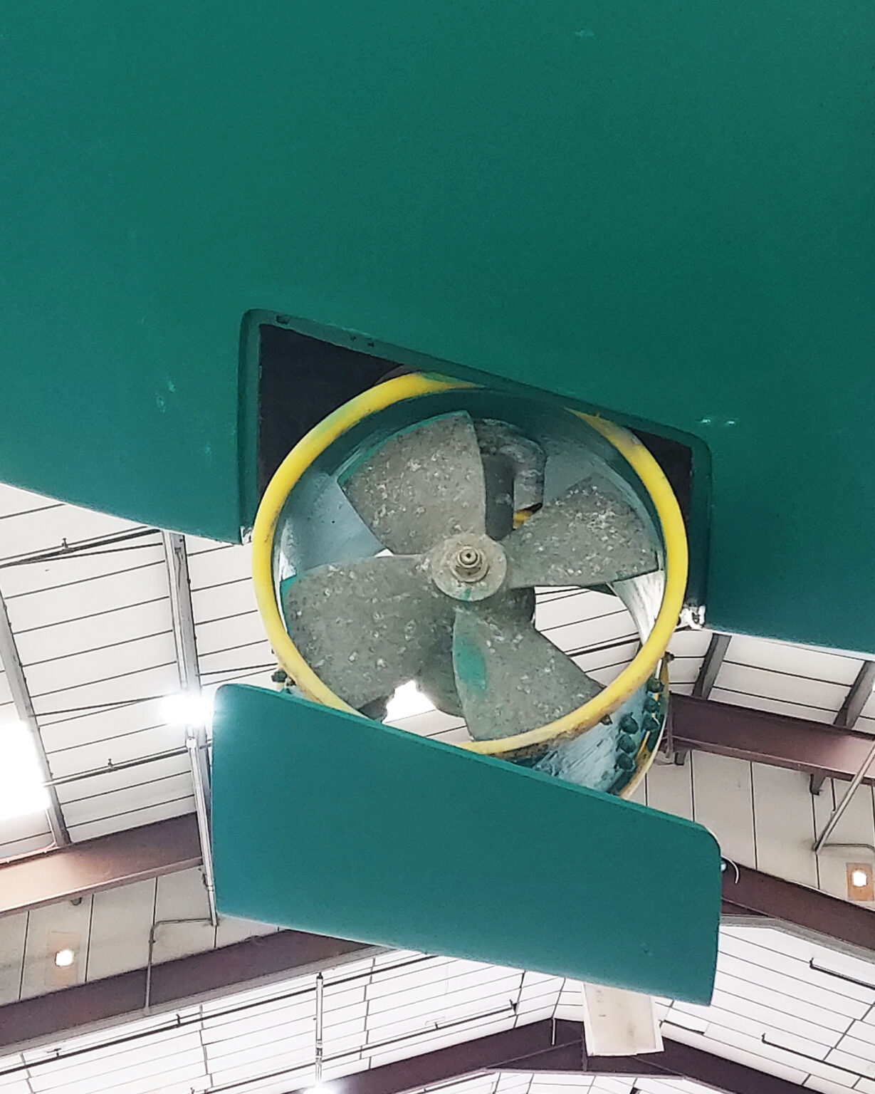 How bow thrusters can help close quarters manoeuvring