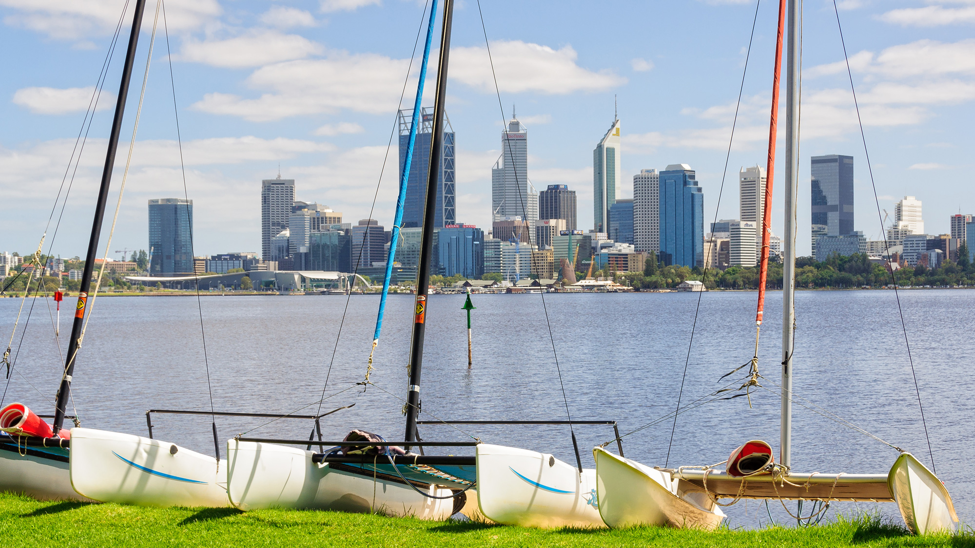 Dinghy sailing: why it's great for beginners and keelboat sailors ...