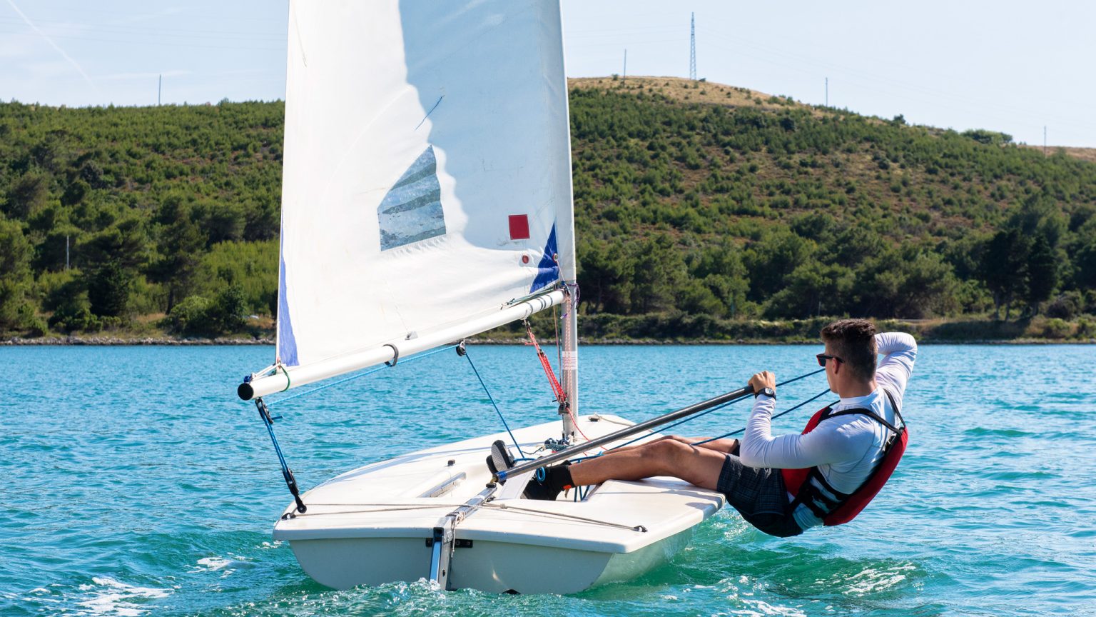Dinghy sailing: why it's great for beginners and keelboat sailors ...