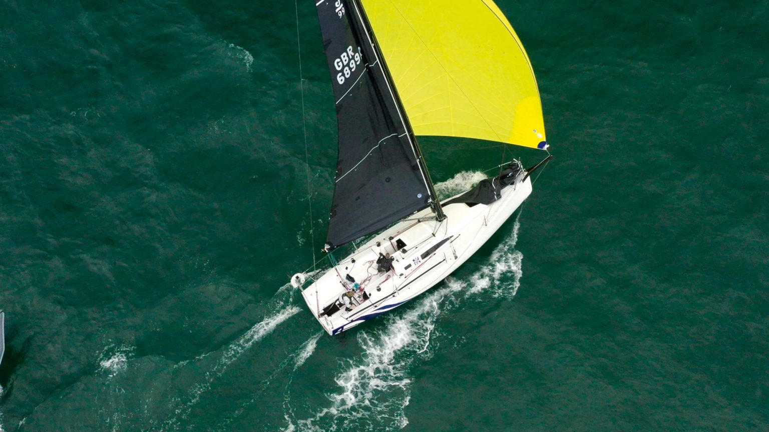 How to trim asymmetric sail in light airs - Top Cruise Trips