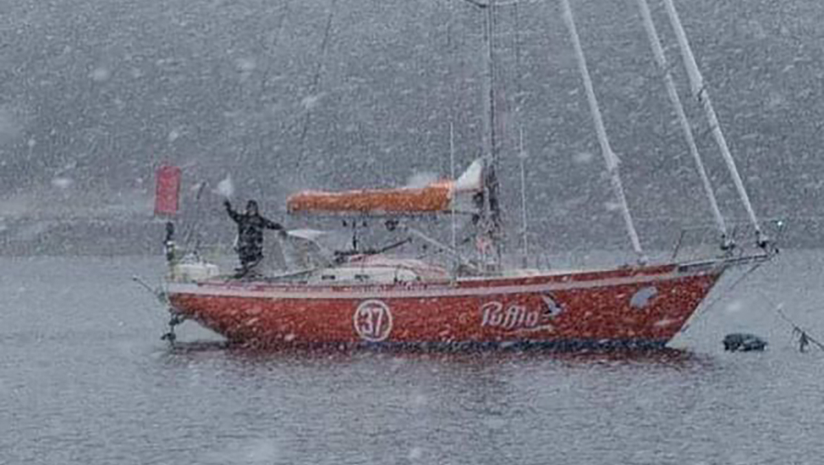 BREAKING: Golden Globe Race skipper activates EPIRB in 80-knot storm ...