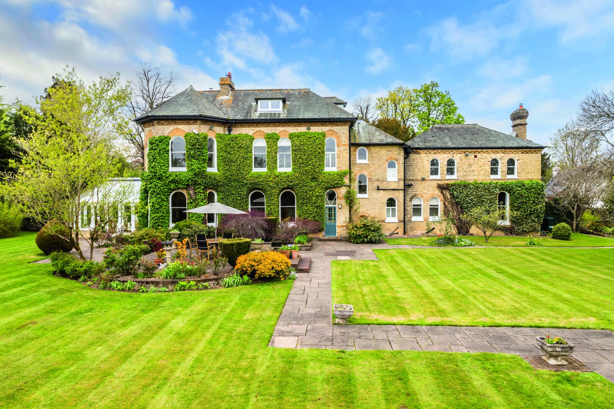 Properties with tennis courts - The Field