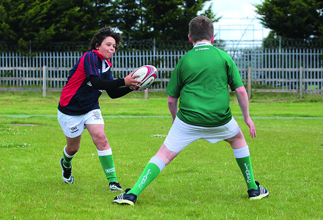 A video showing mini rugby players how to sell a dummy