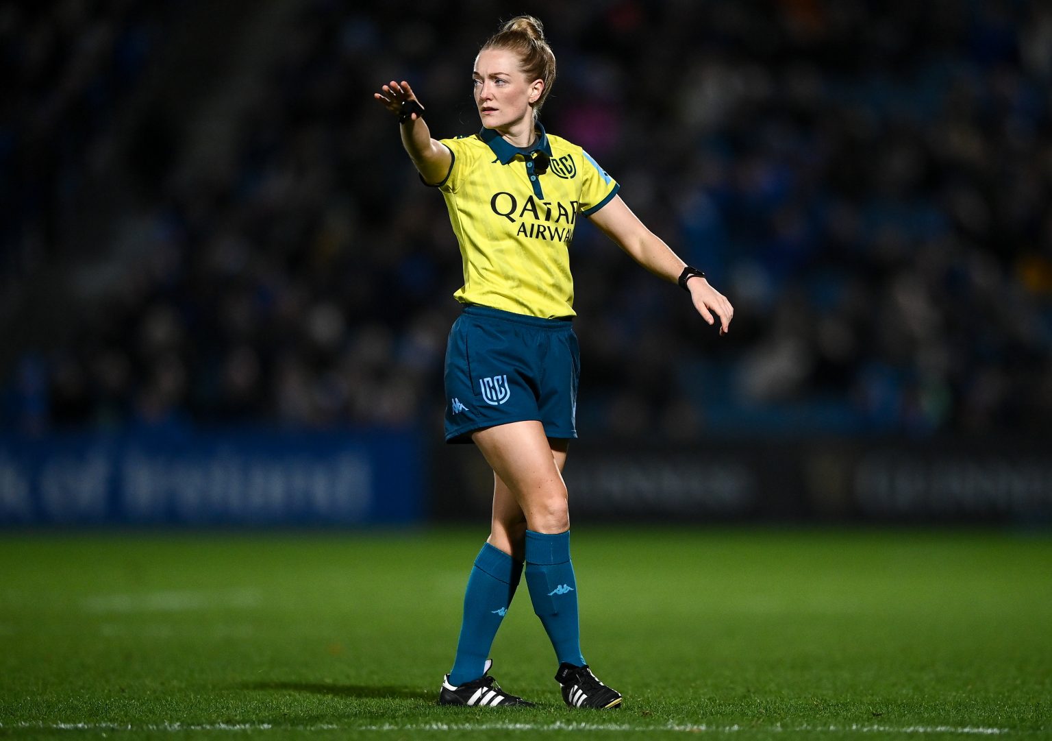 Meet rugby referee Hollie Davidson who is assistant ref in England ...