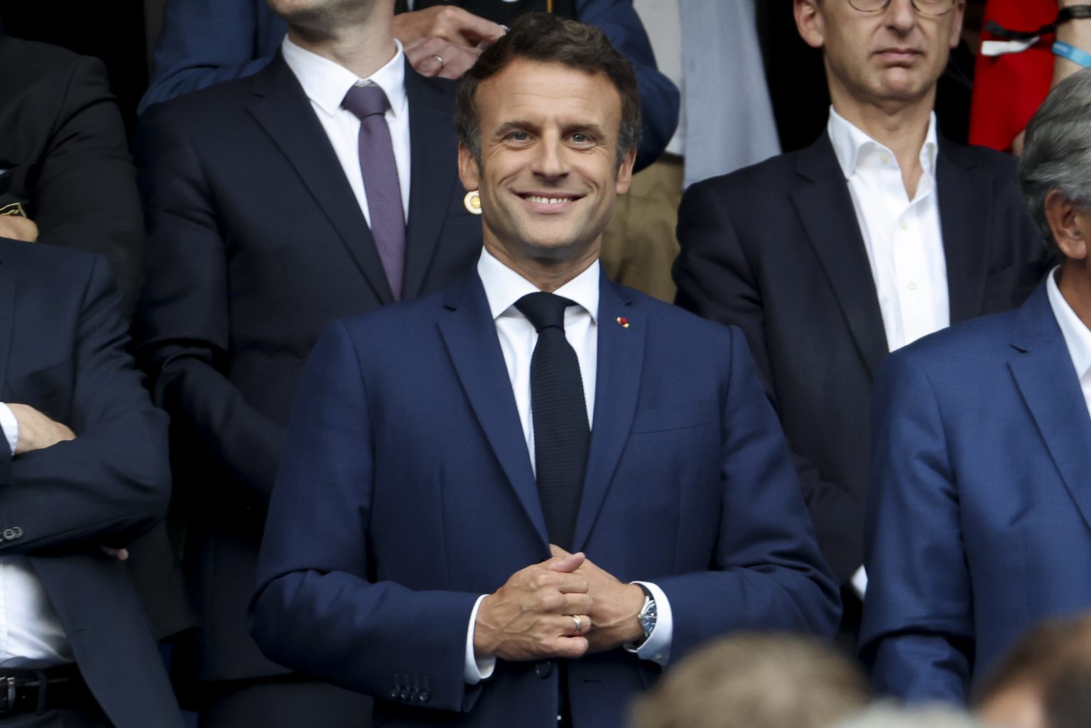 Twitter reacts to Emmanuel Macron chugging beer with Top 14 champions