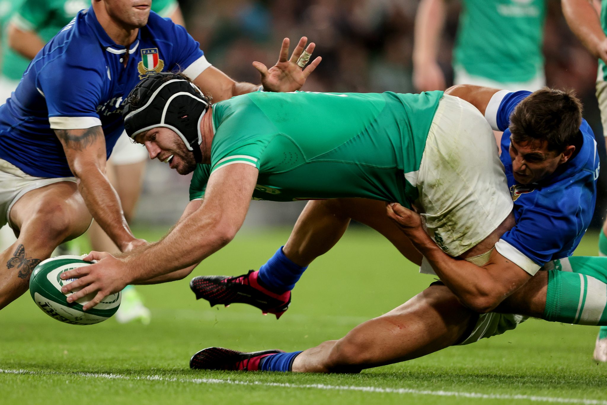 Two-try Doris stars as Ireland beat Italy 33-17 in Dublin