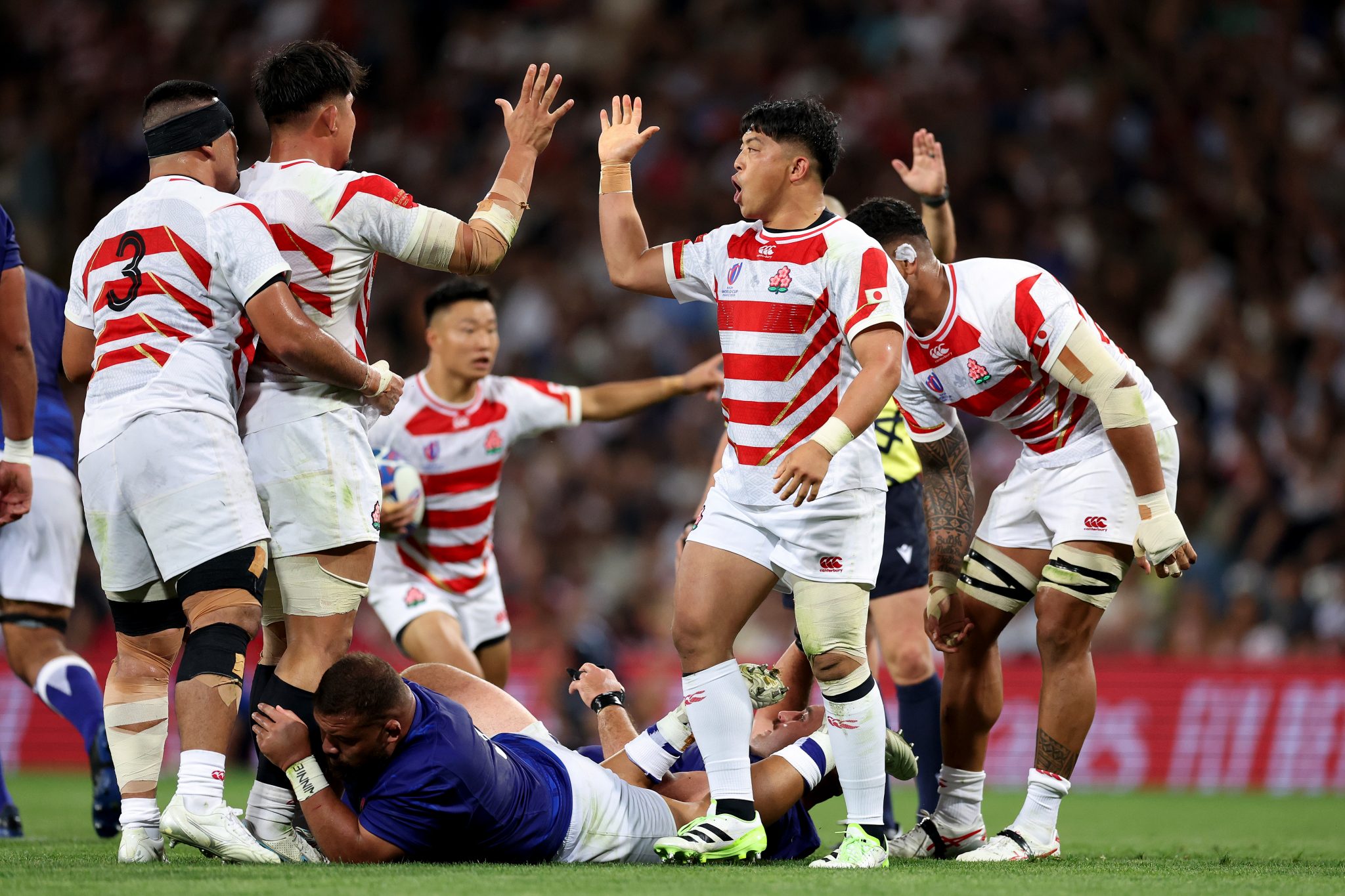 Japan stay in the fight after seeing off 14-man Samoa