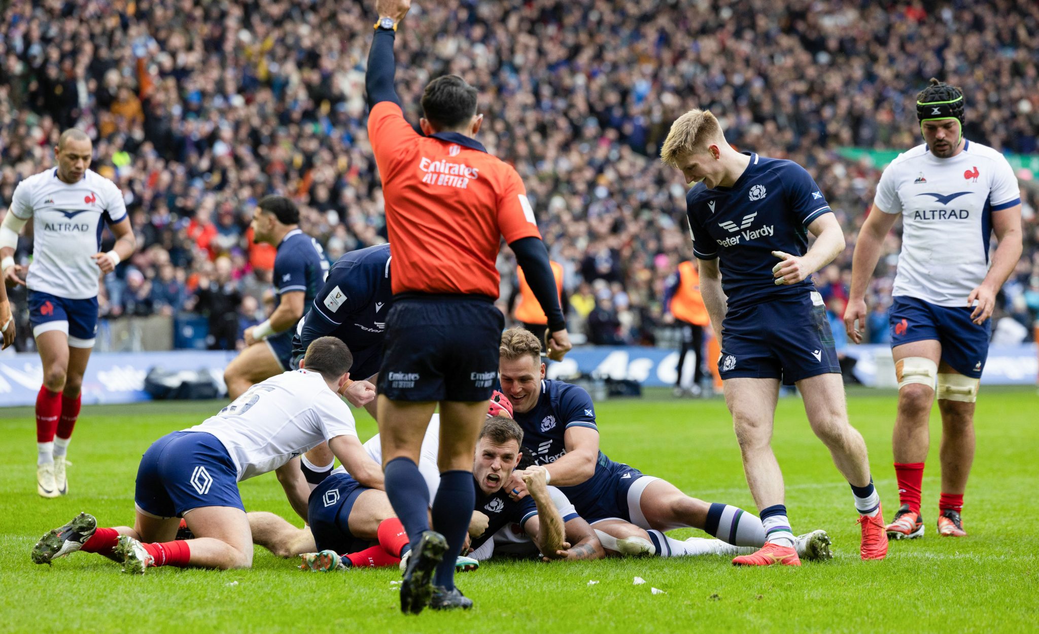 Watch surprise Scotland debutant play key role in opening try v France